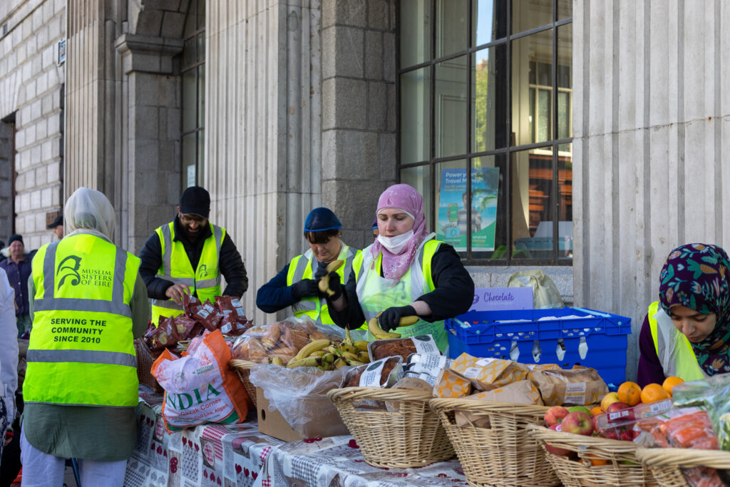 The Muslim Sisters of Eire take their mission to the streets - Hyphen